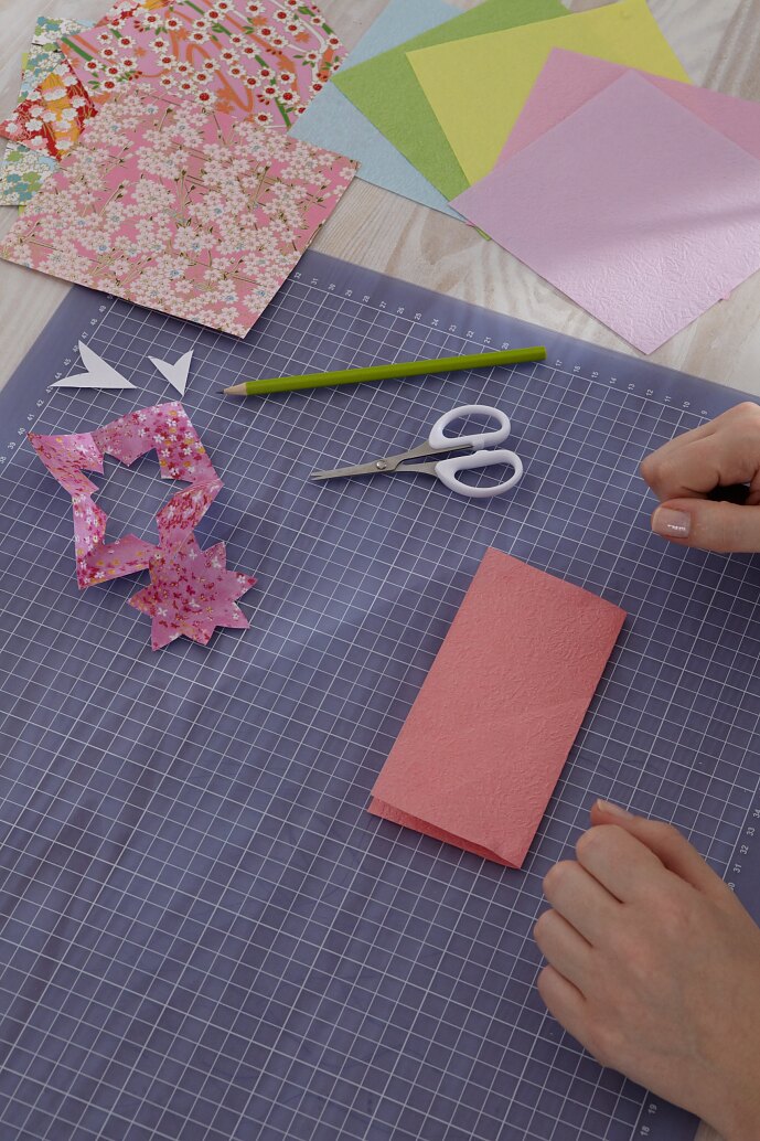 Bunte Blüten aus Origami-Papier - tesa