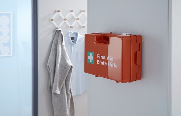 Erste-Hilfe-Kasten an der Wand – Befestigen ohne Bohren - tesa