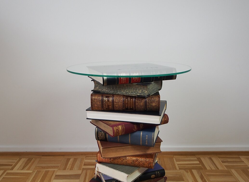 Bauen Sie einen Tisch aus Büchern - tesa