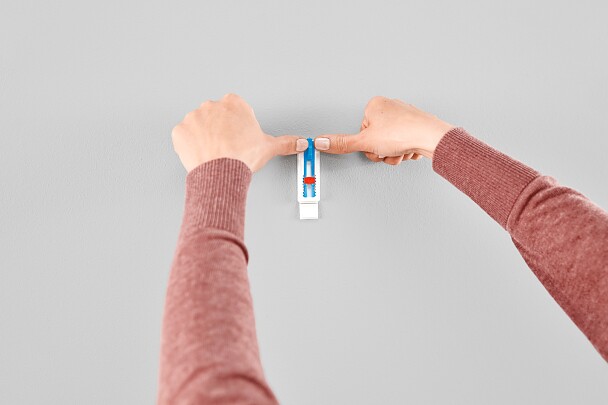 Bilder ohne Nägel oder Bohren aufhängen mit tesa