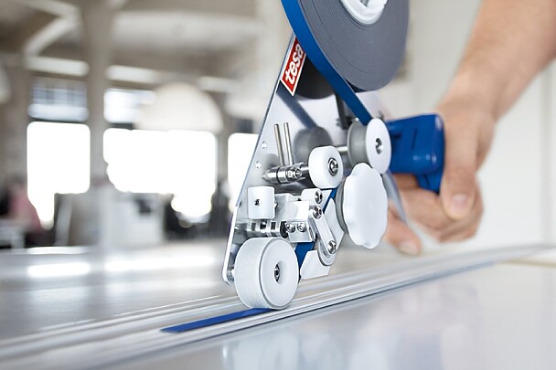 Tape dispenser: efficient and easy in industrial processes | tesa®