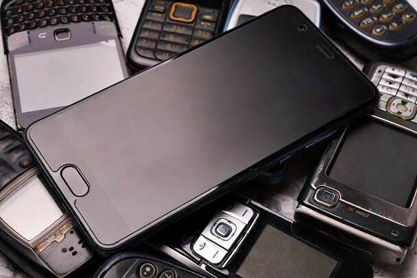 The Evolution of Smartphone Displays - tesa