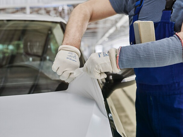 Quality automotive body panel adhesives for industry| tesa®