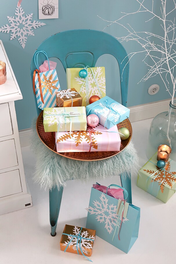 Snowflakes Gift Wrapping - tesa