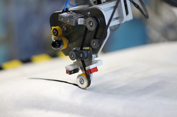 Automated headliner assembly - tesa