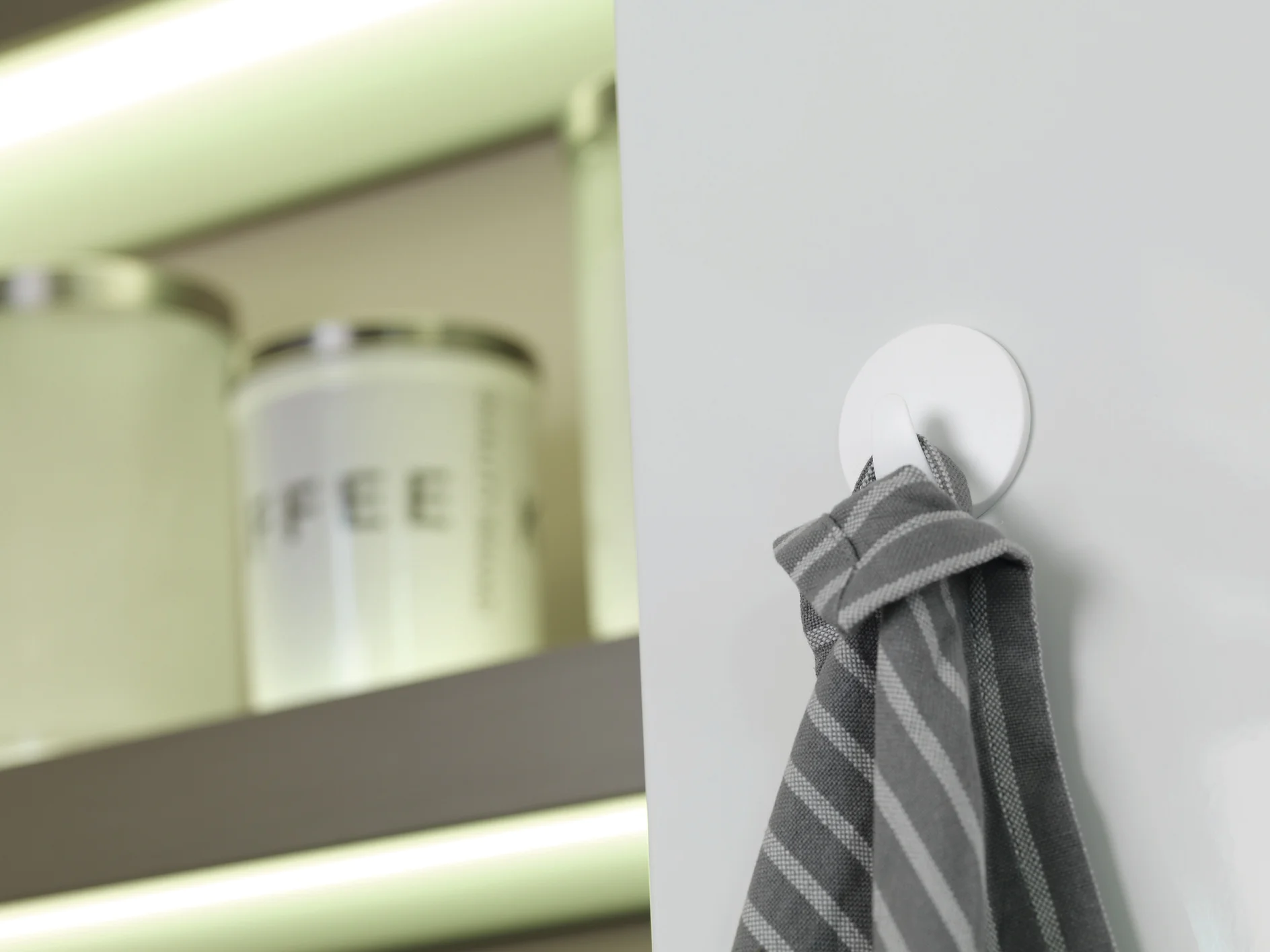 tesa® Powerstrips Self-Adhesive Hooks S, Round - tesa