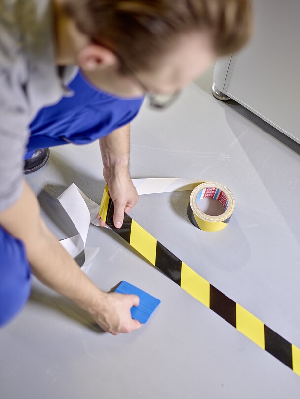 tesa® 60960 긁힘방지 바닥마킹테이프로 안전성 향상 - tesa